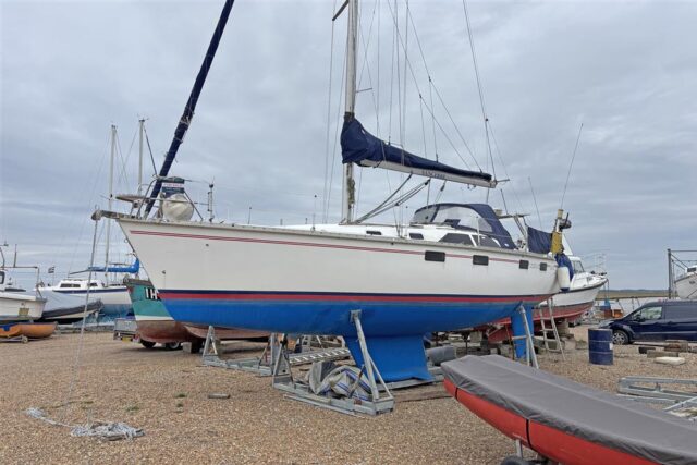 1993 Hunter Legend 35.5 For Sale - Clarke & Carter